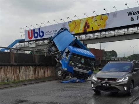 Lori Sampah Terbabas Selepas Langgar Lopak Air Utusantv