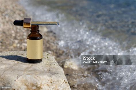 바다를 배경으로 바위에 혈청 병과 피펫 화장품에 대한 모형 아름답고 건강한 피부를 위한 스킨케어 에센스 빈 레이블 바다에 대한 스톡 사진 및 기타 이미지 Istock