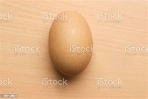 Telur Ayam Diisolasi Dengan Latar Belakang Kayu Coklat Foto Stok