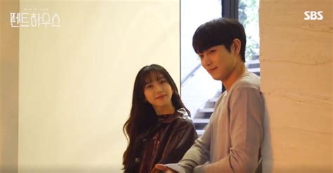 Video Kim Young Dae Seen Unable To Stop Smiling As Han Ji Hyun Shows