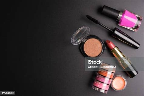 메이크업 파우더 빨간 립스틱 네일 폴 리 셔 및 속눈썹 브러쉬 검은 배경 화장품 개념 메이크업 개념 텍스트 플랫 누워 공간 이미지 복사에 고립 0명에 대한 스톡 사진 및