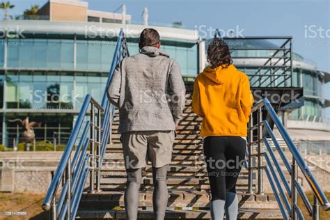 스포티한 의상을 입은 두 명의 젊은 남성과 여성 조깅하는 사람들의 뒷모습 사진 25 29세에 대한 스톡 사진 및 기타 이미지