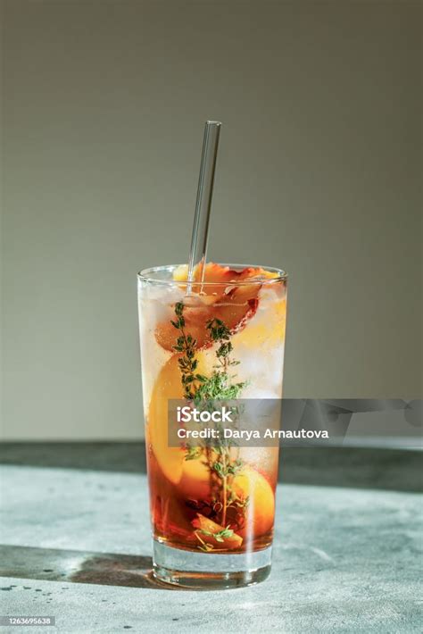 상쾌한 복숭아 아이스 티 쿠바 리브레 또는 롱 아일랜드 아이스 티 칵테일 을 유리로 아이스 티에 대한 스톡 사진 및 기타 이미지 아이스 티 Kombucha 복숭아류