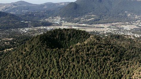 Túneles de lava y campamentos en el cráter estos son los atractivos del volcán Xitle en CDMX