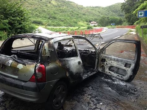 Un véhicule en feu à Fond capot en Martinique Bondamanjak