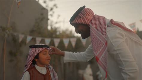 الاحتفال بقدوم العيد المبارك، ارتداء الملابس التقليدية بالاعياد