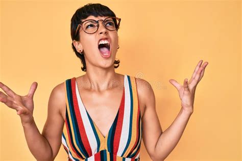 Hermosa Mujer Morena Con Ropa Casual Y Gafas Loco Y Loco Gritando Y