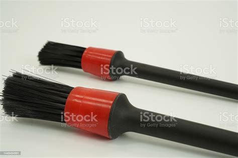 이미지는 흰색 배경에 컴퓨터 장비를 청소하기위한 대형 및 중형 먼지 브러시를 보여줍니다 0명에 대한 스톡 사진 및 기타 이미지
