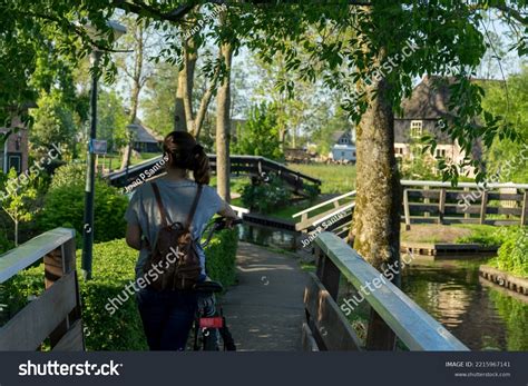 Strolling Side By Side 291개가 넘는 로열티 프리 라이선스 대상 스톡 사진 Shutterstock