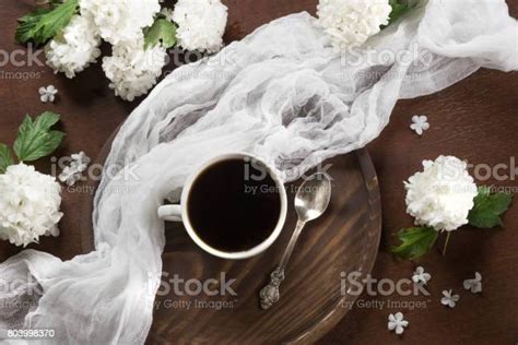가 막 살 나무속의 꽃 장식과 블랙 커피의 아침 컵 위에서 볼 수 있습니다 0명에 대한 스톡 사진 및 기타 이미지 0명
