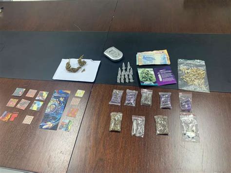Dupla é Presa Com Mais De 600 Selos Da Droga Lsd Em Residência Na