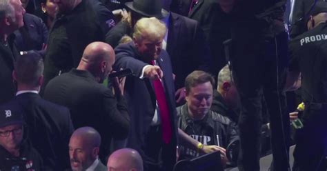 이번에는 대학 레슬링 경기 관전백인 남성 팬 찾아 호응