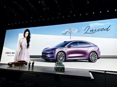 刘亦菲牵手华为智界，r7大定破8万，智界之夜等你来！