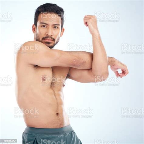 남자 몸 또는 스트레칭 스튜디오 배경에서 운동 시작 운동 통증 완화 또는 훈련 의료 웰빙 인물 사진 스포츠 선수 또는 피트니스