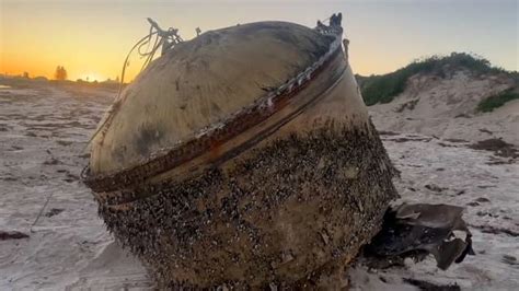 australie un mystérieux objet échoué sur une plage intrigue les autorités