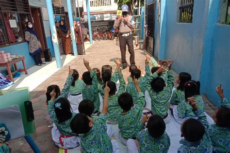 Murid TK Di Cengkareng Belajar Tertib Lalu Lintas Diajak Berkenalan