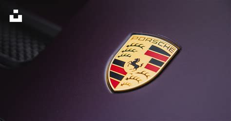 자동차의 엠블럼 클로즈업 사진 Unsplash의 무료 로고 이미지