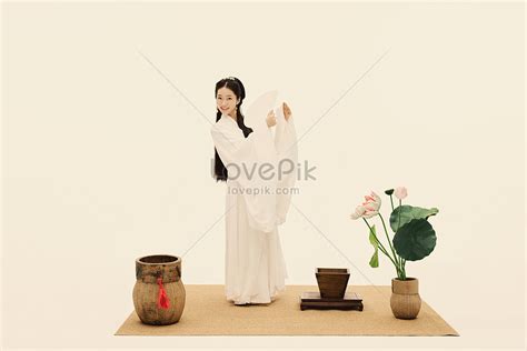 종이부채와 함께 춤추는 한복을 입은 아름다운 소녀 사진 무료 다운로드 Lovepik