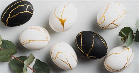 행복한 부활절 세로 배너 모형입니다 호화로운 부활절 달걀은 대리석 배경에 금과 유칼립투스 잎을 장식했습니다 플랫 레이 평면도 사진 Unsplash의 개념 이미지