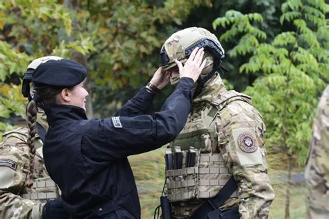 Опремена полиција безбедни граѓани Нови комплети униформи за припадниците на ЕСЗ Влада на