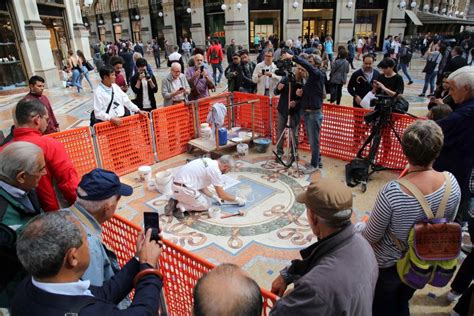Milano i anni della Galleria il toro portafortuna si rifà il look completato il restauro
