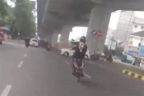 Foto Fenomena Pengendara Motor Ugal Ugalan Di Jalan