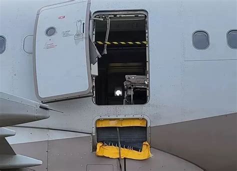 개문사고 발생한 아시아나 여객기서 문 열고 뛰어내리려는 남성 목숨 걸고 구한 ‘승객들 있었다