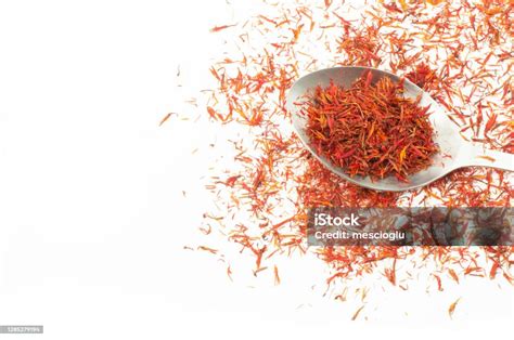 흰색 배경 향신료 및 허브 개념에 고립 된 말린 사프란 향신료의 힙 0명에 대한 스톡 사진 및 기타 이미지 0명