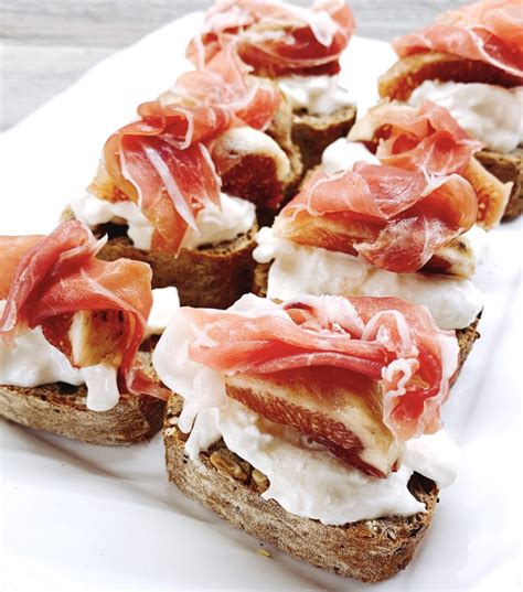 CROSTINI CON STRACCIATELLA FICHI PROSCIUTTO