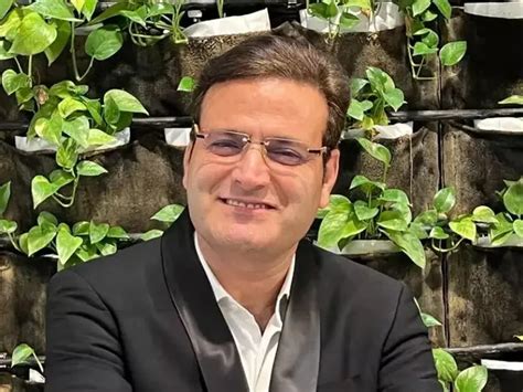 عبدالله مومنی، فعال سیاسی که به فعالیت تبلیغی علیه نظام متهم شده بود، به زندان منتقل شد