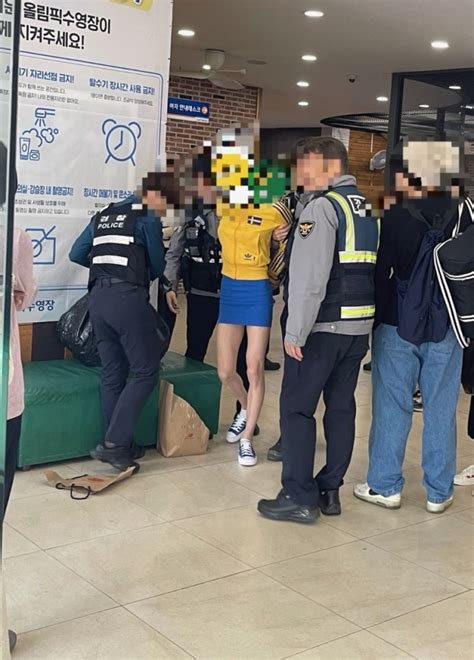 더쿠 [단독] 치마에 가발까지⋯수영장 여자 탈의실에 잠입한 여장남자 검거