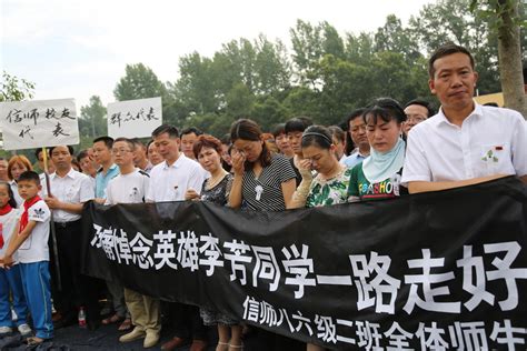 女教师护学生被撞身亡 4000多人参加追悼会送她最后一程