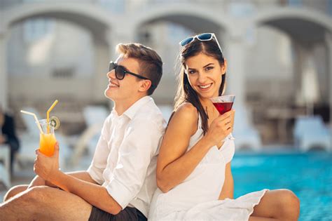 두 매력적인 사람들은 여름 휴가 리조트에서 수영장에서 칵테일을 데 수영장 라운지 바 파티입니다 이국적인 여행 휴가 즐기는 상쾌한 음료와 휴식을 하루에 몇 가지 허니문 휴가