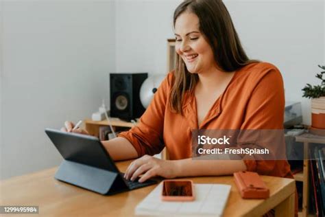 그녀의 태블릿에 집에서 일하는 미소 과체중 여성 주황색에 대한 스톡 사진 및 기타 이미지 주황색 여자 전문 기술 Istock