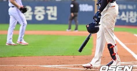 사진 Lg 선발 엔스 공에 삼진으로 물러나는 롯데 레이예스 조선비즈