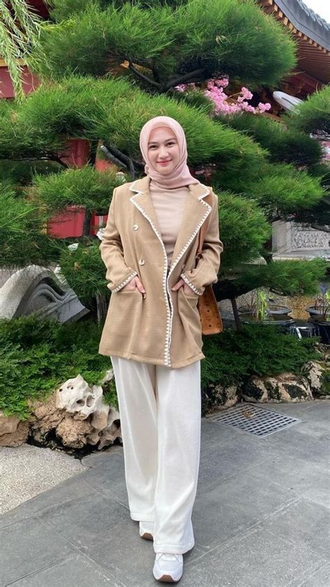 Inspirasi Padu Padan Hijab Dan Coat Ala Melody Laksani
