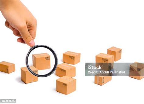 돋보기는 흰색 바탕에 골 판지 상자를 보고 있다 고객에 게 주문을 보내는 포장 상품의 개념 다른 집으로 이동 배달 관리 0명에 대한 스톡 사진 및 기타 이미지 Istock
