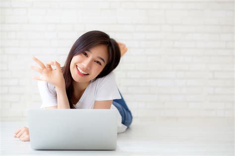 아름 다운 초상화 아시아 젊은 여자 온라인 노트북 바닥 벽돌 시멘트 배경 행복과 노트북 컴퓨터 비즈니스 라이프 스타일 개념을