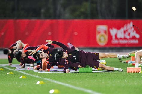 高清：国足备战世预赛战日本 张玉宁与李磊随队训练