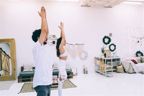 코치는 아늑한 스튜디오에서 여성과 요가 아사나의 균형을 맞추는 25 29세에 대한 스톡 사진 및 기타 이미지 25 29세 2명 30 34세 Istock