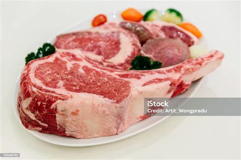 원시 쇠고기 고객 선택에 대 한 테이블에 야채와 신선한 허브의 다른 종류 가루로 빻은에 대한 스톡 사진 및 기타 이미지