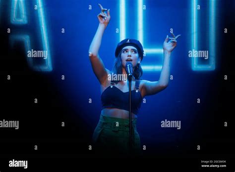 La Chanteuse Britannique Dua Lipa Se Produit Sur La Sc Ne Lors D Un Festival De Pentaport Rock