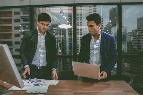 비즈니스 팀워크와 파트너십의 성공은 사무실 방에서 함께 일합니다 개발에 대한 스톡 사진 및 기타 이미지 개발 공동체 교육 Istock