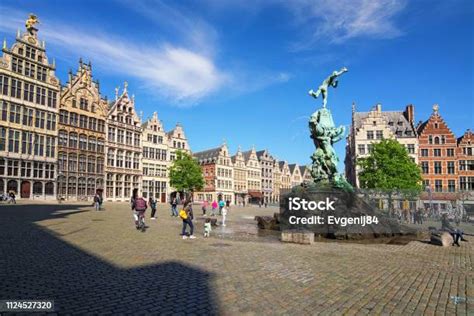 전통적인 플랑드르 건축 Grote Markt 에 Brabo 분수 그것은 도시와 도시에 있는 주요 명소 중 하나에 메인 광장
