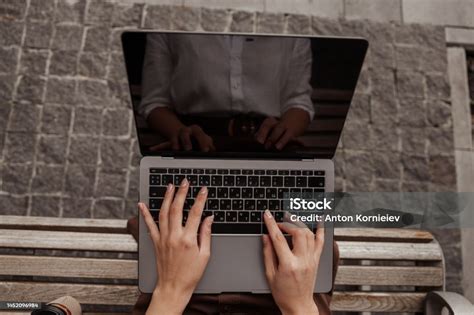 현대 사무실 건물 배경의 노트북과 벤치에 앉아 젊은 비즈니스 여성 25 29세에 대한 스톡 사진 및 기타 이미지 25 29세