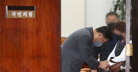 與 이태원 참사 유가족에 사태 수습 노력유족 호통도