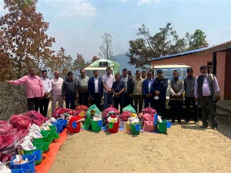 फेन्सी कपडा व्यावसायीको अग्नि पीडितलाई सहयोग