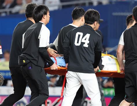 【パcs】ソフトバンク・三森大貴が9回に負傷交代 頭部をグラウンドに打ちつけ担架で退場 東スポweb
