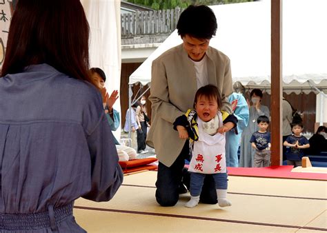 健やかな成長願い 「こどもの日」行事 一升餅背負い奮闘―盛岡八幡宮｜iwanichi Online 岩手日日新聞社
