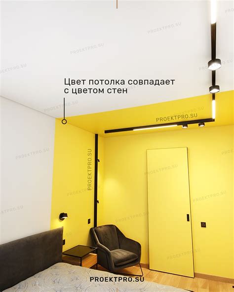 Цветной натяжной потолок с треками в спальне